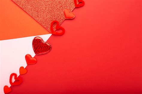 복사 공간 프레임 발렌타인 데이 카드 다른 마음으로 빨간색 배경 발렌타인 데이 사랑 로맨스 하트 발렌타인 데이 구성 빨간 배경에 패턴의 개념 상단 보기 플랫 레이 0명에