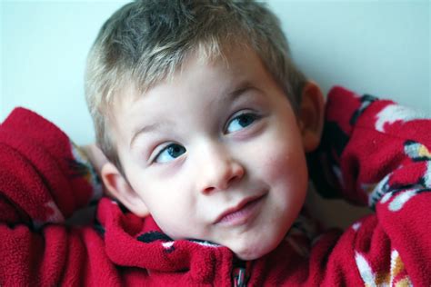 무료 이미지 사람 단 귀엽다 생각 초상화 빨간 어린이 표정 미소 닫다 인간의 몸 코 행복 유아 눈 머리 피부 즐거움 오르간 감정 얼굴