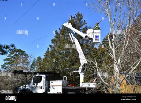 Tree Trimming Truck Hi Res Stock Photography And Images Alamy