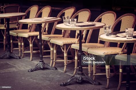 프랑스 파리의 야외 카페 테라스에서 비어 있는 복고풍 테이블과 의자 Brasserie에 대한 스톡 사진 및 기타 이미지