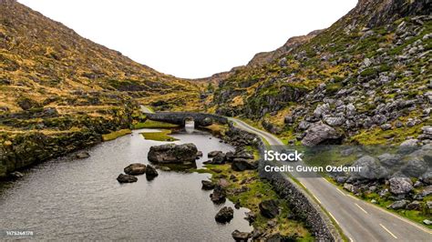던로의 갭 카운티 케리 호숫가 산길에서 운전하는 자동차 경치 좋은 산길의 조감도 공중 자연 및 도로 전망 구불 구불 한 도로의 조감도 자연 휴식 비디오 산 사이의 구불 구불