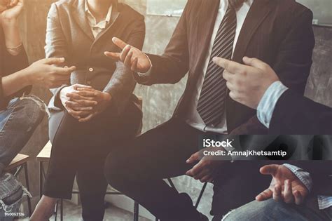 팀웍 프로세스 문서 및 회의에서 아이디어를 논의 하는 사무실에서 일 하는 기업 들 가리키기에 대한 스톡 사진 및 기타 이미지