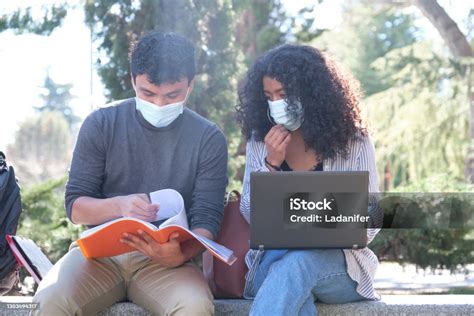 야외에서 함께 공부하는 보호얼굴 마스크를 착용한 라틴학생 두 명 대학 캠퍼스에서 새로운 정상 페루 민족에 대한 스톡 사진 및 기타 이미지 Istock