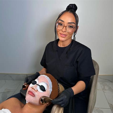 Skin Glow Cosmetics Dermaplane In Full Effect 𝗙𝗟𝗔𝗪𝗟𝗘𝗦𝗦 ☁️