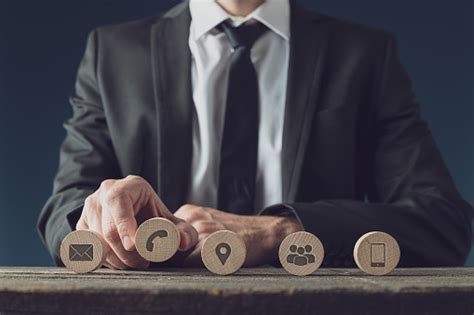 연락처 및 정보 아이콘이 있는 5개의 나무 원 을 연속으로 배치 고객에 대한 스톡 사진 및 기타 이미지 고객 고객 서비스 담당자 마케팅 Istock