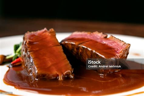 데미 글레이스 소스에 대한 구운 쇠고기 스테이크 필레 미뇽 미뇽 미뇽 미디온 미디엄 희귀 목재 재료에 대한 스톡 사진 및 기타