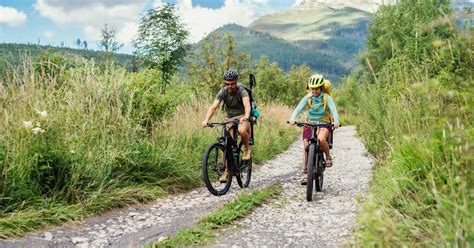 여름 자연 속에서 야외에서 자전거를 타는 어린 아이들과 함께 행복한 가족 사진 Unsplash의 슬로바키아 이미지