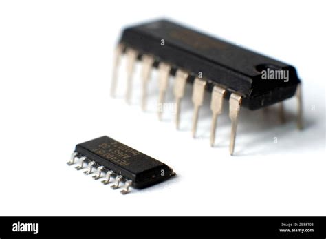 Puce Lectronique De Gros Plan Dans Le Bo Tier Dip Et Soic Deux Puces Lectroniques De Bo Tier