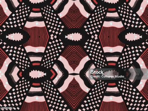 색깔이 있는 아프리카 직물 매끄럽고 짜임새가 있는 부족 본 기하학적 디자인 모양 및 선 밝은 분홍색 빨강 적갈색 및 까만 색깔