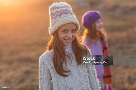 두 행복 한 예쁜 미소 자매의 초상화입니다 귀여운 작은 형제 야외 가을 공원이나 들판에서 사랑스러운 아이들 2명에 대한 스톡