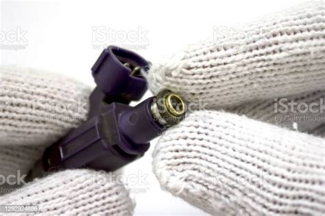 흰색 배경 격리 된 자동차 유지 보수 서비스에 인젝터를 연료로 스테인레스 필터 바구니를 설치하는 자동 정비사 순서에 대한 스톡 사진 및 기타 이미지 Istock