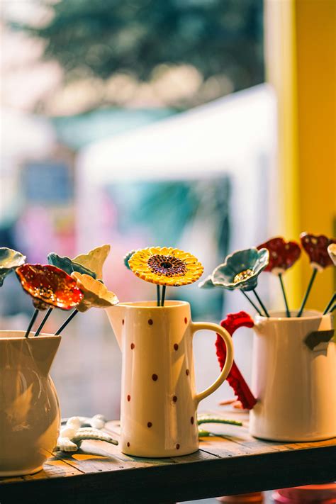 꽃 꽃 장식 꽃꽂이 꽃병 꽃잎 노란색 런던 미니멀리스트 밝은 봄 부드러운 부케 섬세한 수선화 수제 스타일 식물의 신선한 아름다움 악기