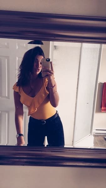 4 Hot Sexy Shanielle Roy Bikini Pics