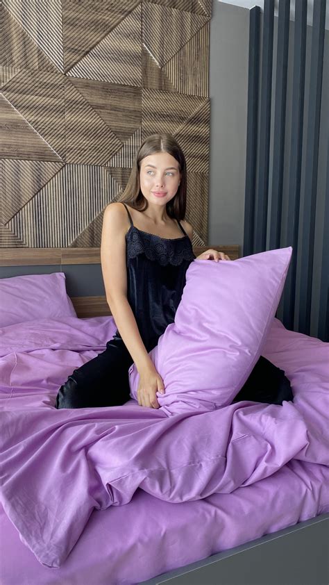 Оксану Полонець як відомого українського дизайнера етнічного одягу