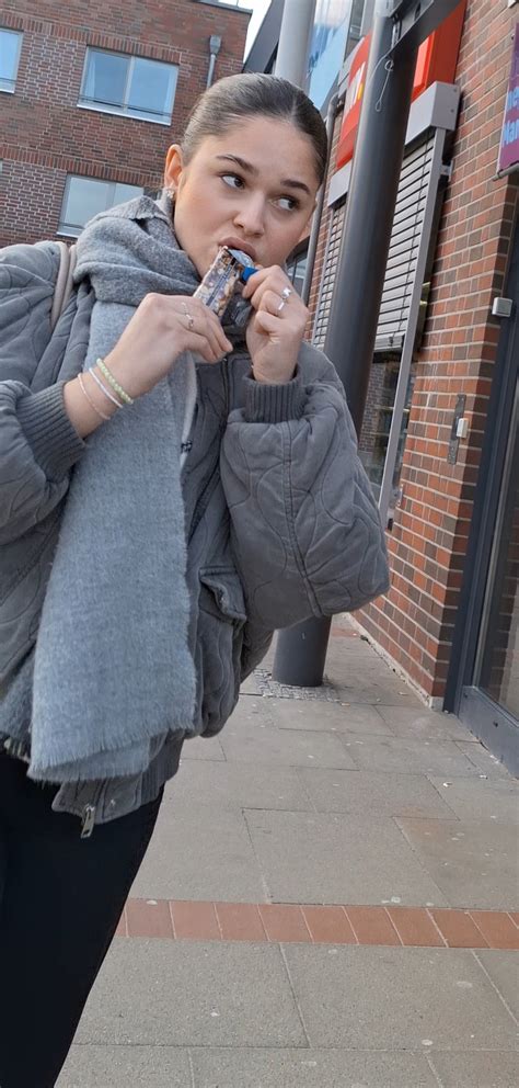 Pretty Girl With Great Lips Face Shots Brunette Forum