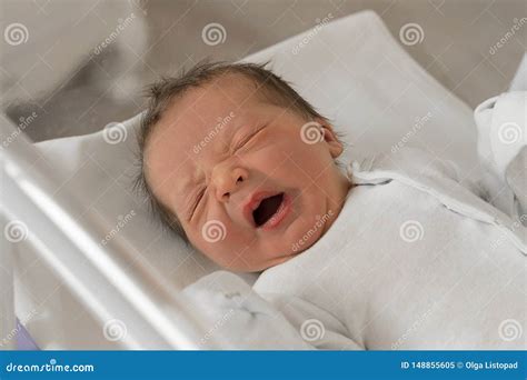 Lustiges Schreiendes Neugeborenes Baby In Der Geburtsklinik Stockbild