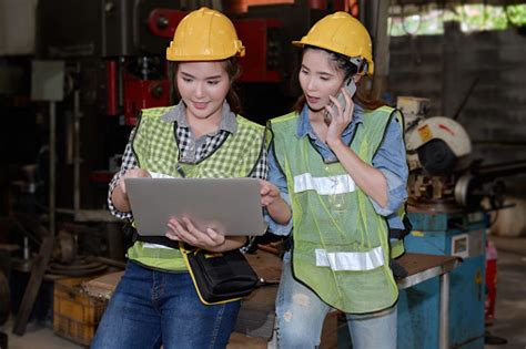 두 명의 여성 엔지니어가 금속 작업장 시설에서 노트북 컴퓨터에서 함께 일하고 있습니다 25 29세에 대한 스톡 사진 및 기타 이미지 25 29세 2명 동업자 Istock