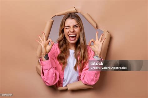 형형색색의 종이 벽을 통해 춤을 추며 활기차게 축하하는 즐거운 젊은 여성 30 34세에 대한 스톡 사진 및 기타 이미지 30 34세 개념 긍정적인 감정 표현 Istock