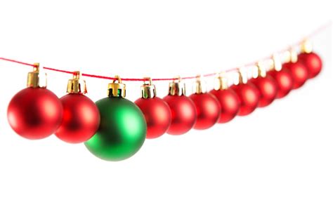 흰색 배경에 빨간색 크리스마스 공과 하나의 녹색 공의 라인입니다 크리스마스 장식 0명에 대한 스톡 사진 및 기타 이미지 0명 가까운 계절 Istock