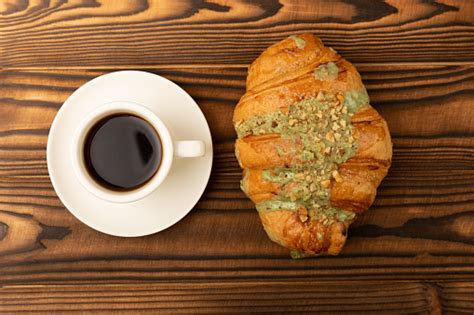 질감 배경에 신선한 크로와상 피스타치오 껍질을 곁들인 수제 맛있는 크로와상 텍스트를 위한 공간입니다 복사할 장소 플랫 레이 갈색에 대한 스톡 사진 및 기타 이미지 Istock