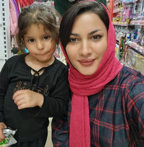 توی اسباب بازی فروشی این دختر کوچولو ازم خواست باهام عکس بگیره ،نتیجه