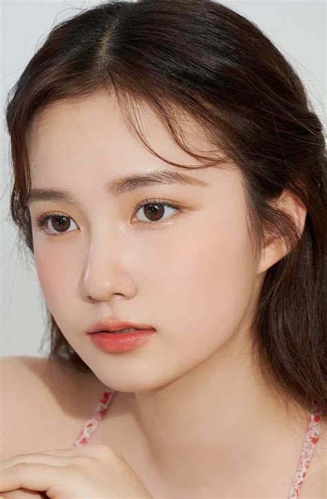 시스루 크리스틴 플러스 원데이 초코 다크 초콜릿 느낌의 그레이시한 브라운 색상은 웜쿨톤을 타지않고 눈동자와 어우러져 자연스럽게 또렷한 느낌을 줄 수 있습니다 花瓣网