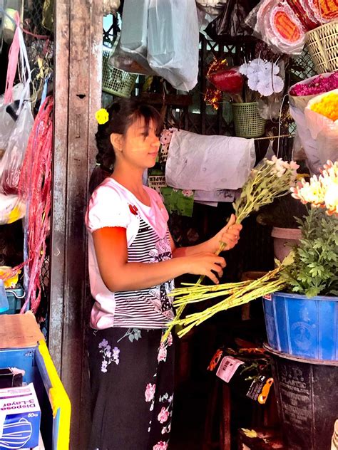 Dvb ဒေါ်အောင်ဆန်းစုကြည်မွေးနေ့ မဲဆောက်မြို့တွင် ပန်းသပိတ်ပြုလုပ် ဓာတ်ပုံ