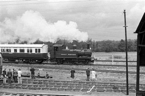 Shuttle Train Didcot Railway Centre © Alan Murray Rust