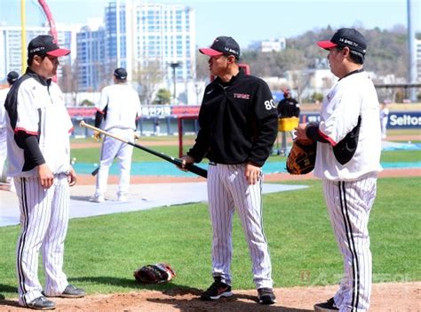 박경완 코치의 포수 지도~ 포토 ｜스포츠동아