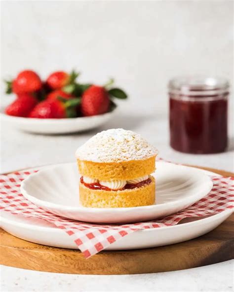 Mini Victoria Sponge Cakes M