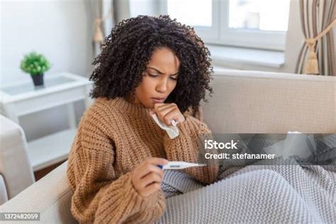 집에서 아픈 날 젊은 여성은 콧물과 감기가 있습니다 기침 감기 또는 독감 병을 잡은 아름다운 젊은 여성의 클로즈업 코로나바이러스를 가진 건강에 해로운 여자의 초상화