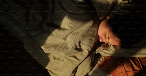 침대에 누워 눈을 감고 있는 여자 사진 Unsplash의 아침 이미지