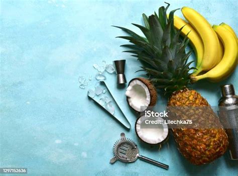 맛있는 열대 칵테일 피나 콜라다를 만들기위한 재료 파인애플 코코넛 바나나 크림 각얼음에 대한 스톡 사진 및 기타 이미지 각얼음 과일 긴 Istock