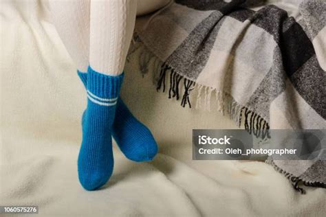 따뜻한 화이트에서 여성 다리 스타킹 니트와 흰색 바탕에 파란색 양말 만든 가짜 모피 겨울에 대한 스톡 사진 및 기타 이미지 겨울 귀여운 노랑 Istock