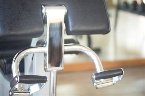 체육관 운동 무게 훈련 Bicep 저항 기계 강도 증가 하 고 팔 뚝 근육을 구축 하는 데 사용 하는 피트 니스 스튜디오에 컬