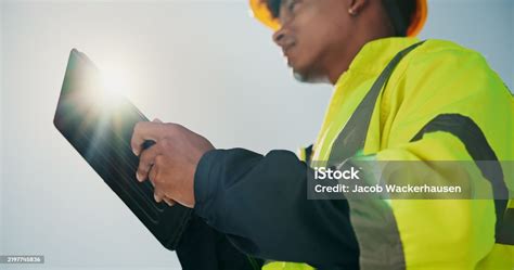 손 엔지니어 및 야외에서 검사 유지 보수를 위한 태블릿을 사용하고 햇빛 아래에서 앱을 사용하는 낮은 각도 사람 기술자 및 디지털 터치스크린은 검토 피드백 및 구성을