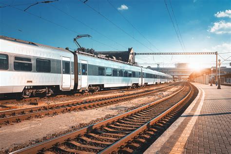 일몰에 철도 역에 아름 다운 여객 열차 현대도 시간 기차 철도 저녁에 철도 플랫폼 푸른 하늘 산업 보기 철도 관광 및 교통 객차에 대한 스톡 사진 및 기타 이미지 Istock