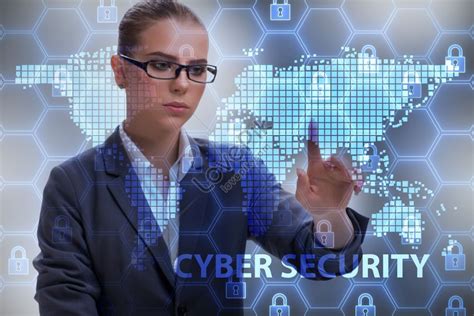 디지털 보안 개념 사진에서 버튼을 누르는 남자 사진 무료 다운로드 Lovepik