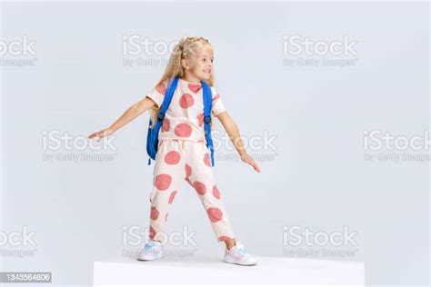 흰색 스튜디오 배경에 고립 된 포즈 배낭과 작은 백인 유치원 소녀의 전체 길이 초상화 4 5세에 대한 스톡 사진 및 기타 이미지 4 5세 감정 개념 Istock