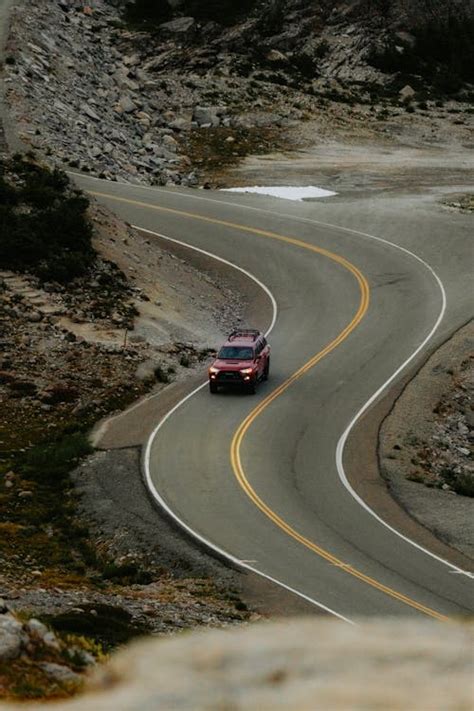집 밖의 Suv 가을 거친 풍경 경치 경치가 좋은 고속도로 곡선 도로 공공 도로 굴곡 굴곡 도로 도로 도로 여행 뒤 틀리다 로드 트립 마운틴