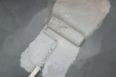 회색 콘크리트 벽에 신선한 흰색 페인트를 적용하는 페인트 롤러의 창의적인 그래픽 개념 집 개조 개선 및 화장 과정 공간을 복사합니다 0명에 대한 스톡 사진 및 기타 이미지