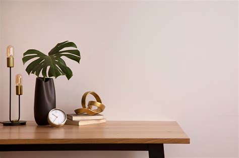 복사 공간 나무 테이블 말린 꽃과 개인 액세서리가있는 꽃병이있는 아늑한 사무실 인테리어의 미니멀리스트 구성 가정 장식 템플렛