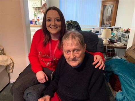 Single Mum Visits Grumpy Pensioner Whos Lonely And Now Theyre Bffs