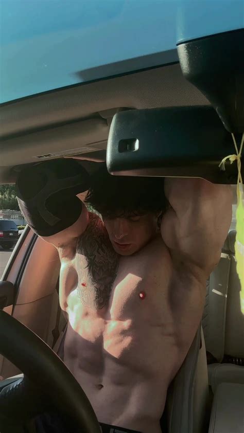 Massive Biceps Guy Thisvid Com