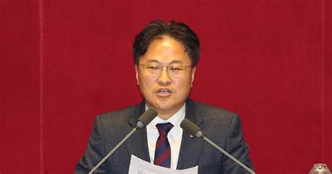 토론하는 김정우 의원