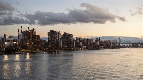 루즈벨트 섬은 에드 코흐 퀸즈보로 다리 먼 전망과 함께 해질녘에 이스트 강을 가로 질러 있습니다 0명에 대한 스톡 사진 및 기타 이미지 Istock