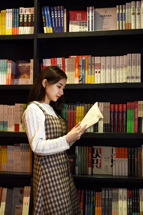서서 책을 읽고 소녀 사진 무료 다운로드 Lovepik