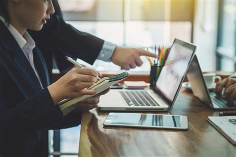 랩톱 및 재무 계획 개념에서 프로젝트를 논의 하는 비즈니스 사람들 가리키기에 대한 스톡 사진 및 기타 이미지 가리키기