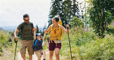 여름 자연 속에서 야외에서 하이킹을 하는 작은 아들과 함께 있는 가족의 전면 전망 사진 Unsplash의 선글라스 이미지