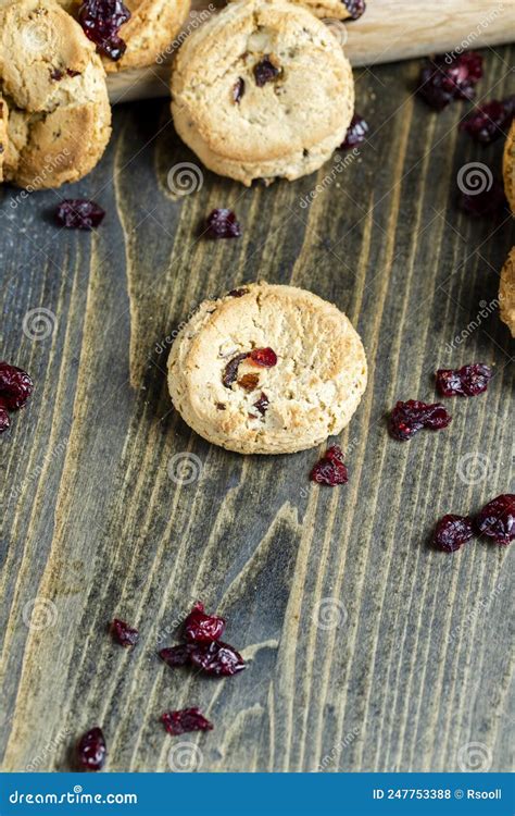 Biscoitos Secos Deliciosos Feitos De Farinha De Alta Qualidade Com Amoras Vermelhas Secas Na